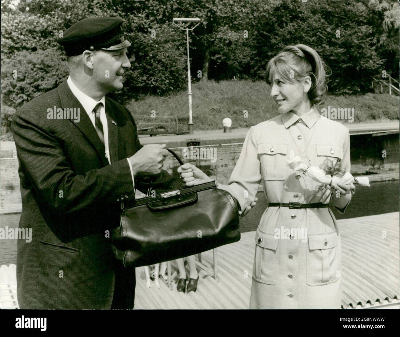 Lore Elvers (Helga Feddersen) trifft sich zum ersten Mal mit dem ...