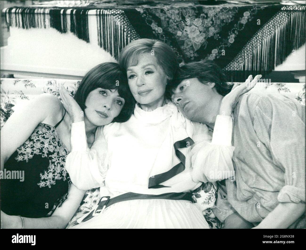 Judith (Lilli Palmer, Mitte) und ihre Kinder Sorel (Michaela May) und ...