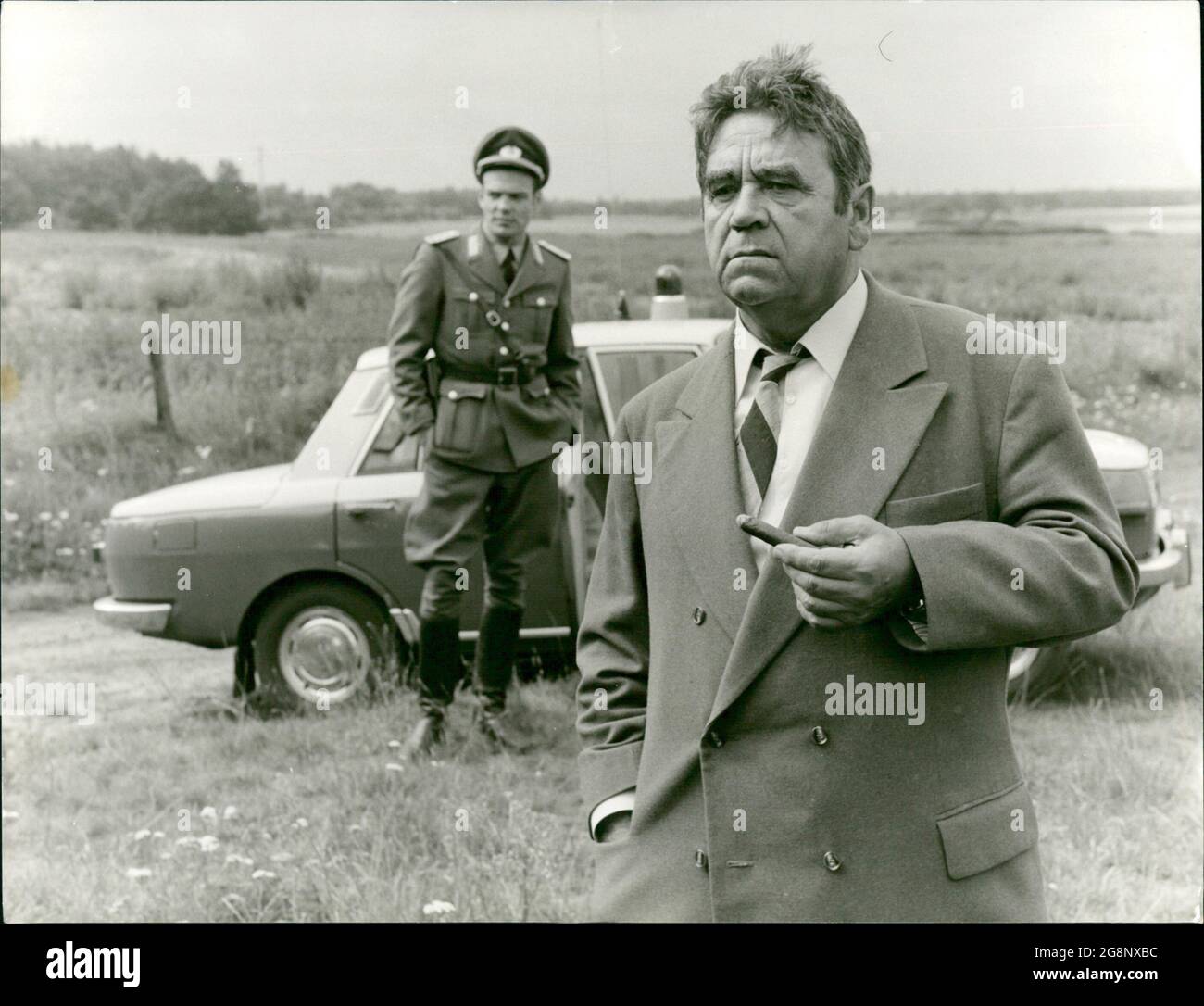 Kommissar Trimmel (Walter Richter) hat auf seiner Reise in die DDR, die ...