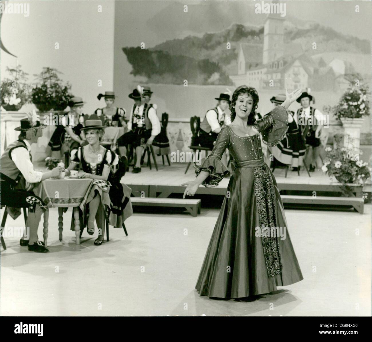 Das Bild zeigt die Opernsängerin Ingeborg Hallstein und das Irene-Mann ...