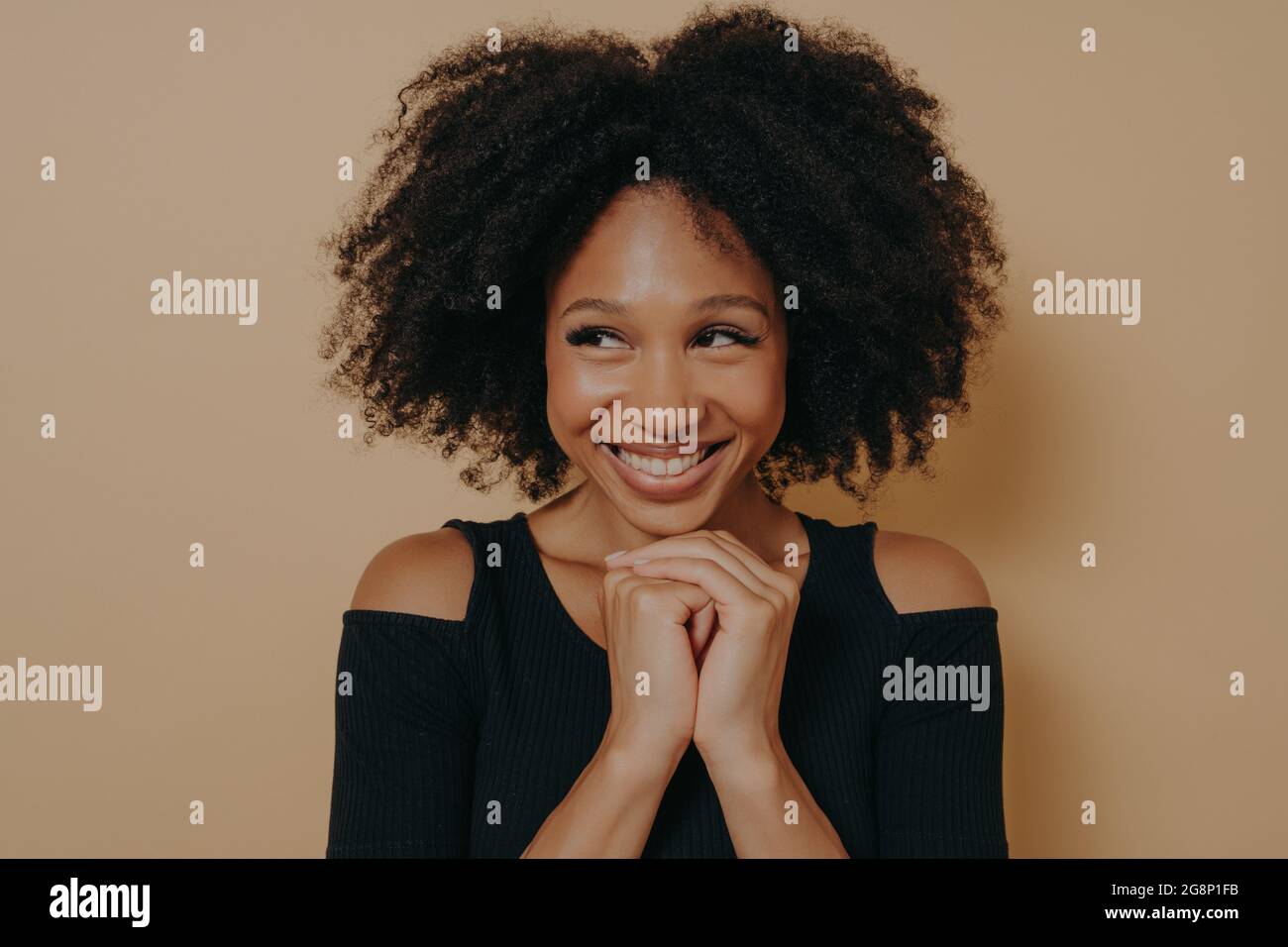 Hands under chin next hi-res stock photography and images - Alamy