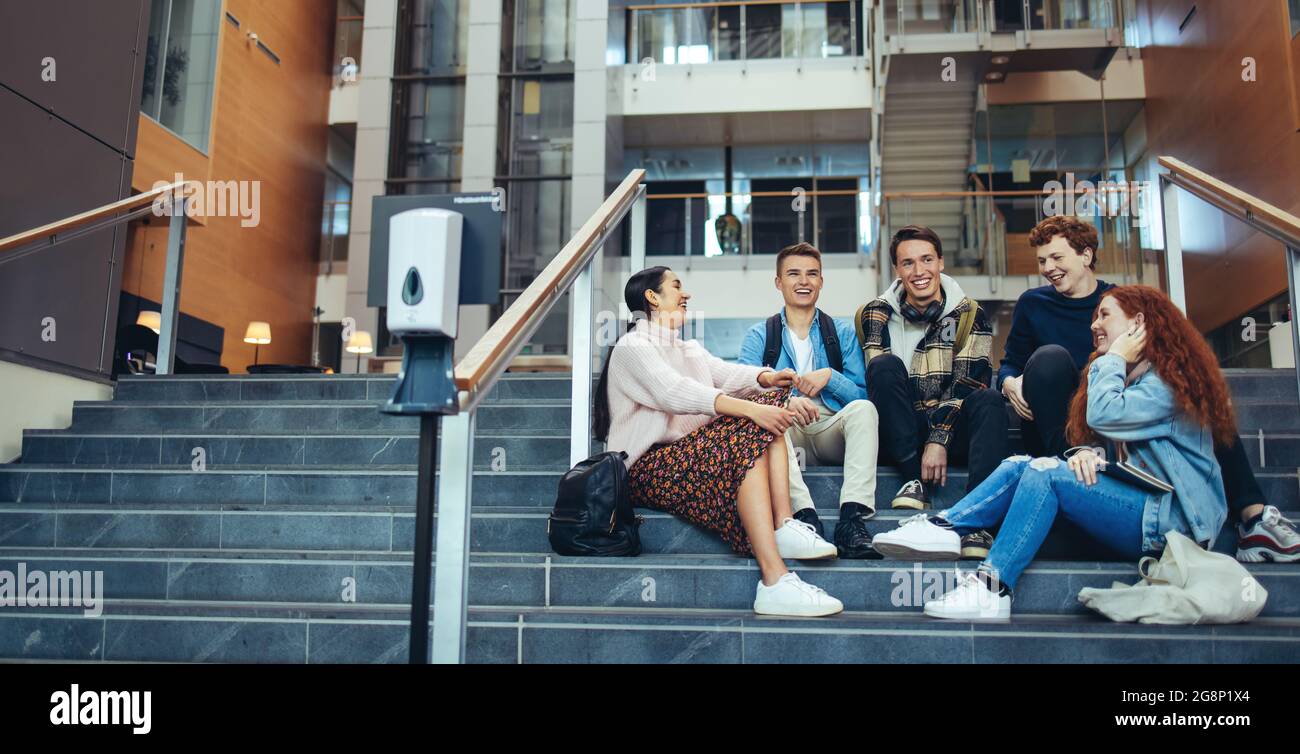 College students hanging out on campus hi-res stock photography and ...