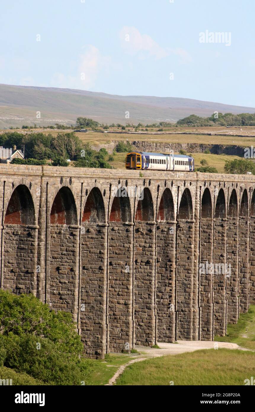 Northern express sprinter diesel multiple-unit train on Ribblehead ...