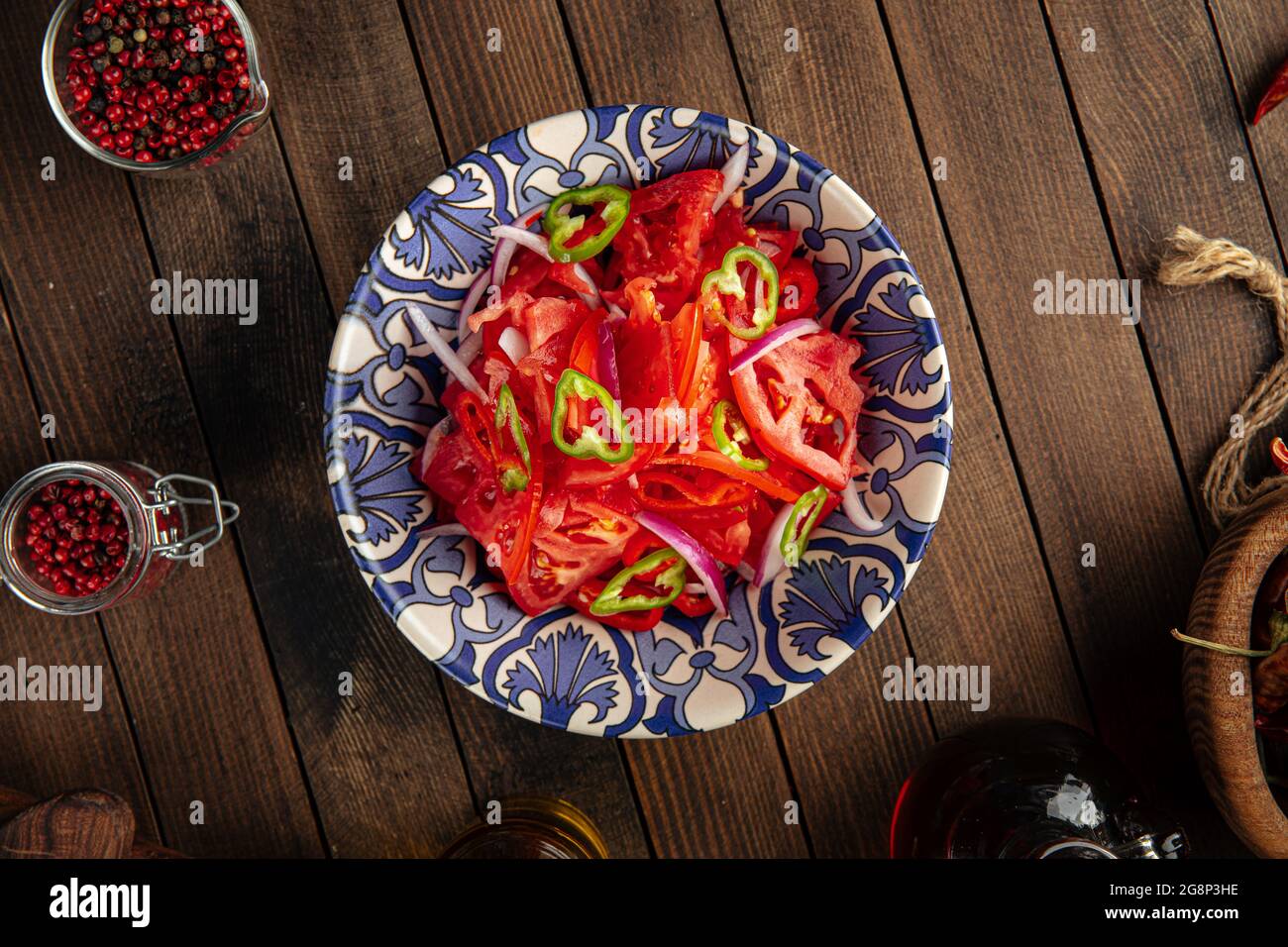 Uzbek achichuk salad with tomatoes and pepper Stock Photo - Alamy
