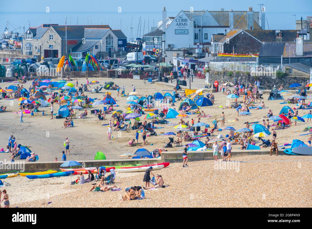 Lyme Regis, Dorset, UK. 22nd July, 2021. UK Weather: Holiday makers ...