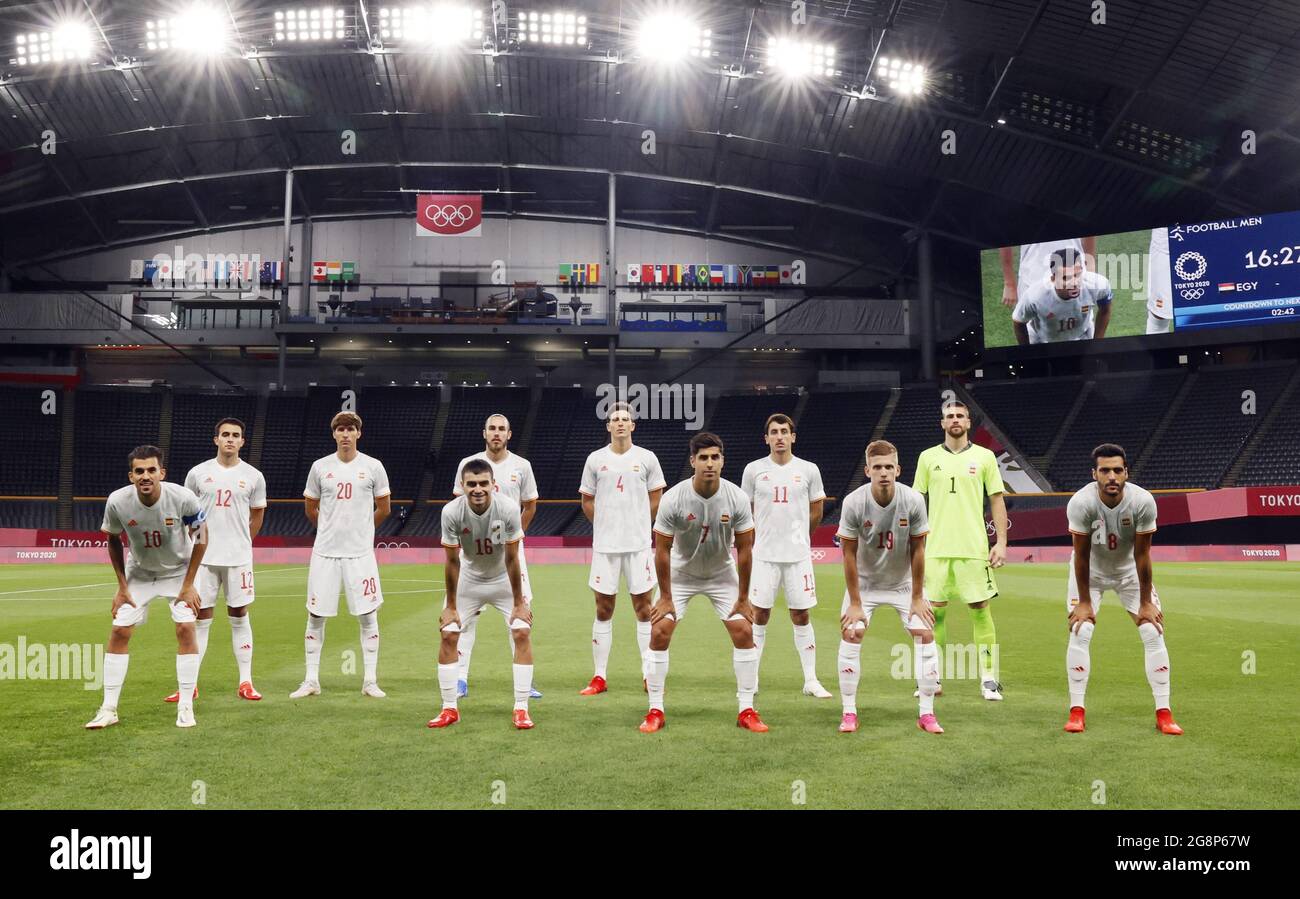 Spain's staring eleven pose for a photo before their Tokyo Olympic men ...