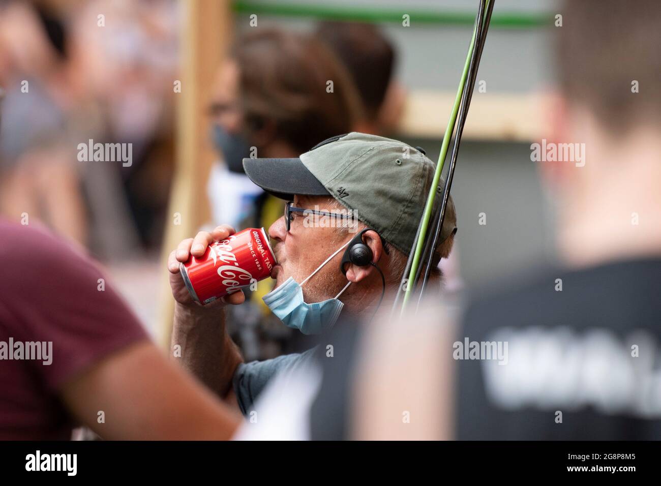 Man drinking coca cola on film set hi-res stock photography and images ...