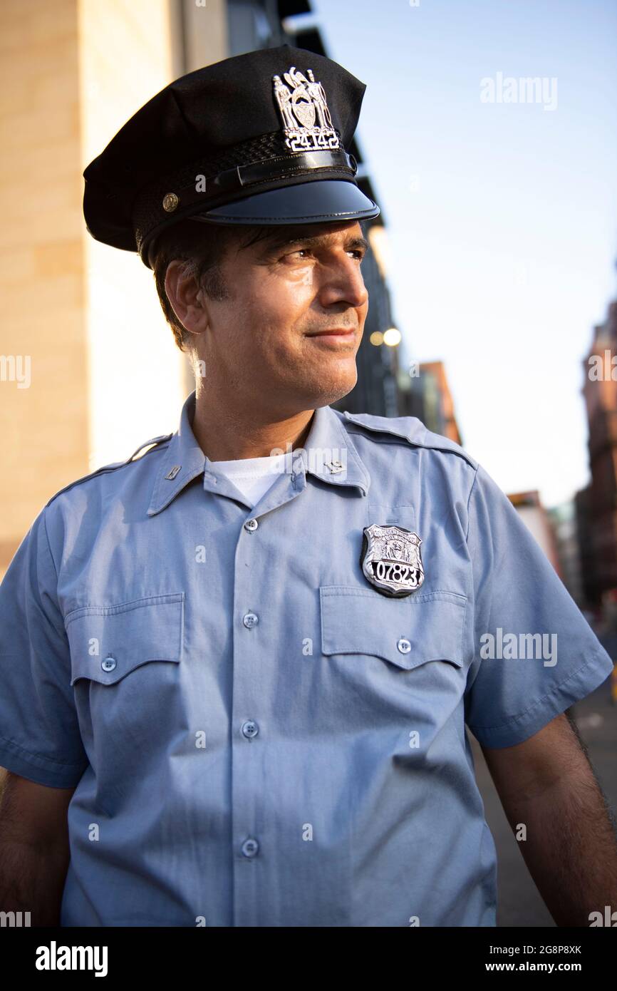 New york cop hi-res stock photography and images - Alamy