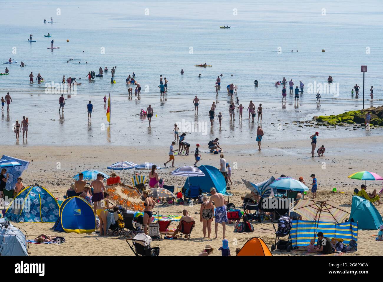 Lyme Regis, Dorset, UK. 22nd July, 2021. UK Weather: Holiday makers ...
