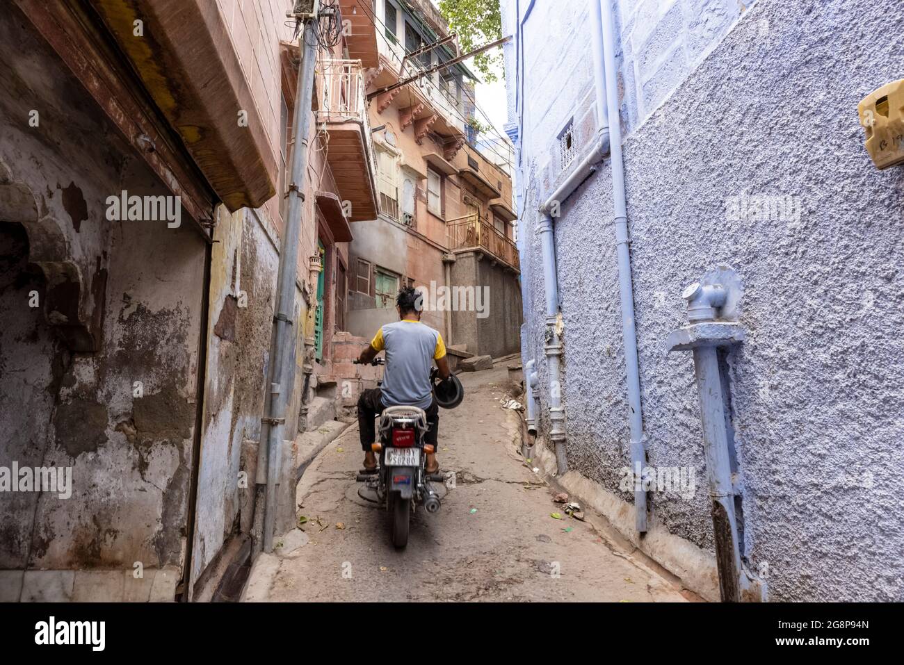 JODHPUR, RAJASTHAN, INDIA - JULY 2021: The bright blue color street and ...