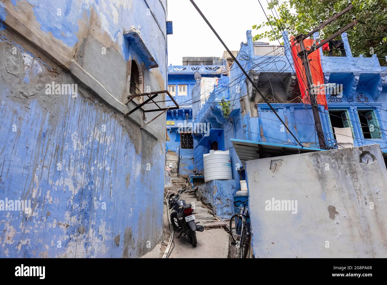 JODHPUR, RAJASTHAN, INDIA - JULY 2021: The bright blue color street and ...