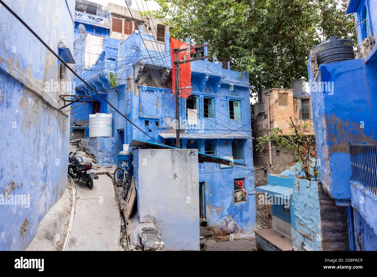JODHPUR, RAJASTHAN, INDIA - JULY 2021: The bright blue color street and ...