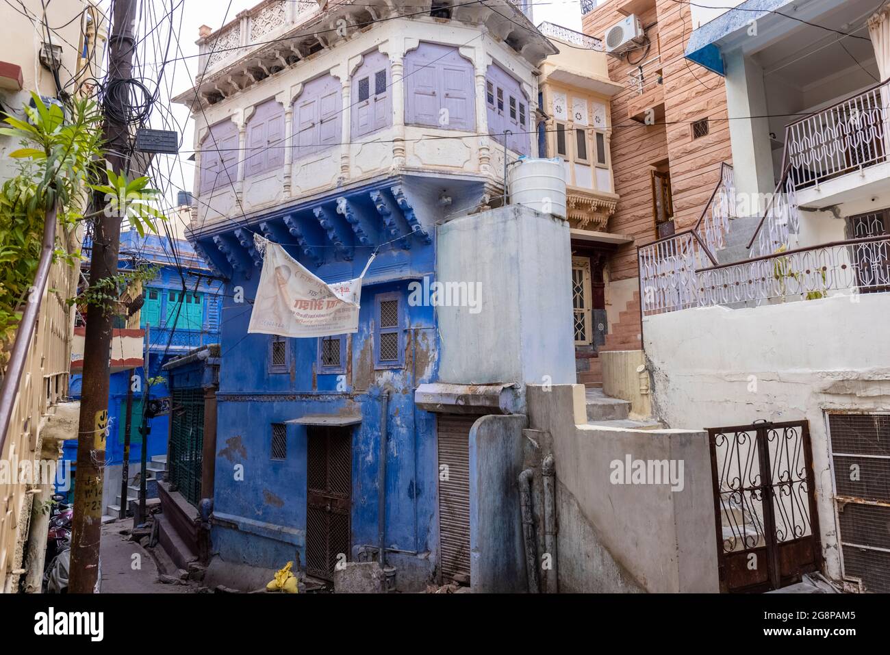 JODHPUR, RAJASTHAN, INDIA - JULY 2021: The bright blue color street and ...