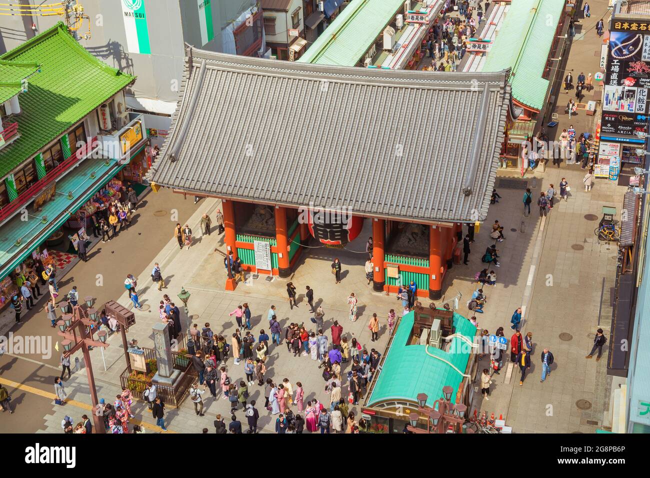 Tourists visit the famous Kaminarimon ('Thunder Gate') and Nakamise ...