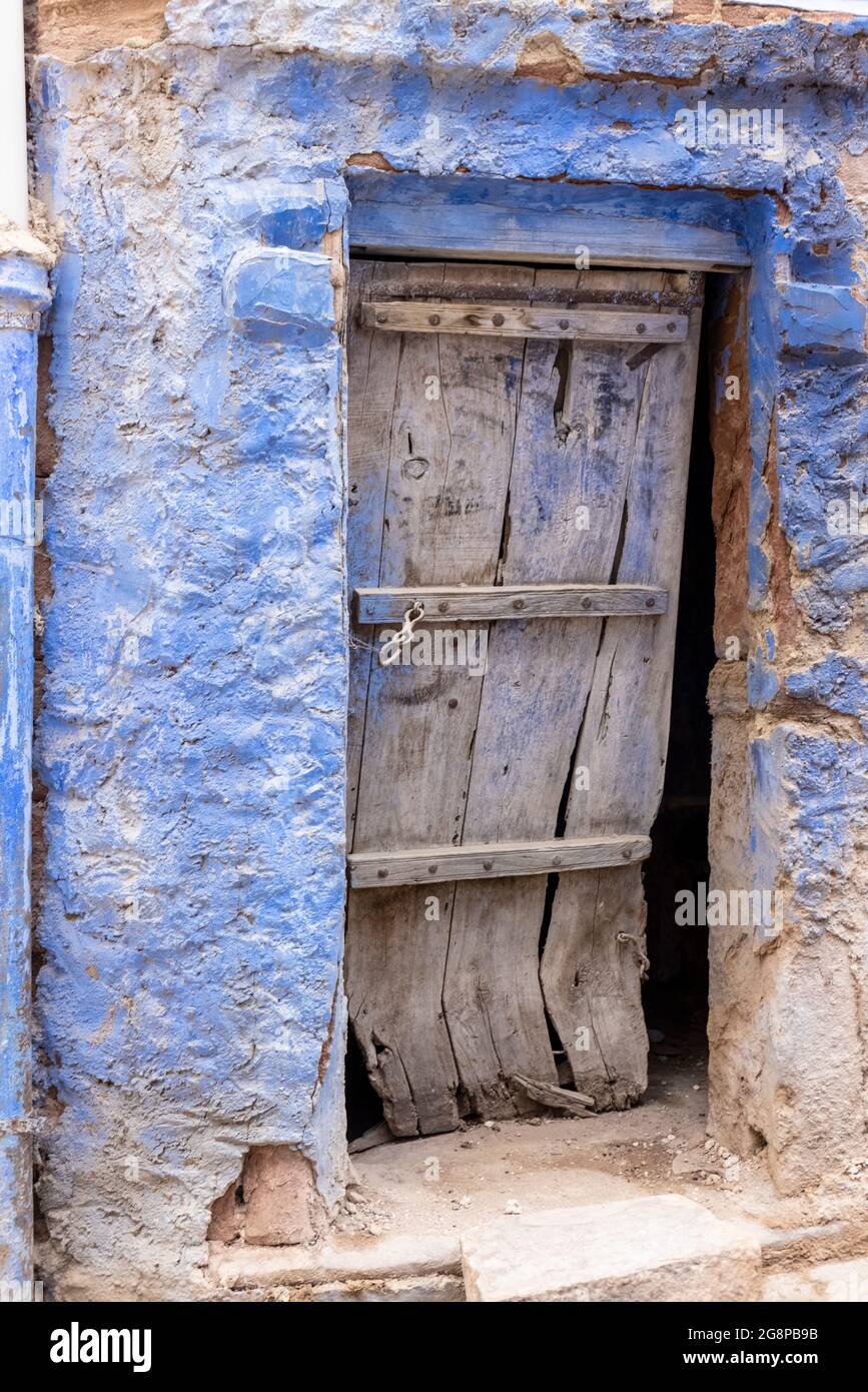 JODHPUR, RAJASTHAN, INDIA - JULY 2021: The bright blue color street and ...