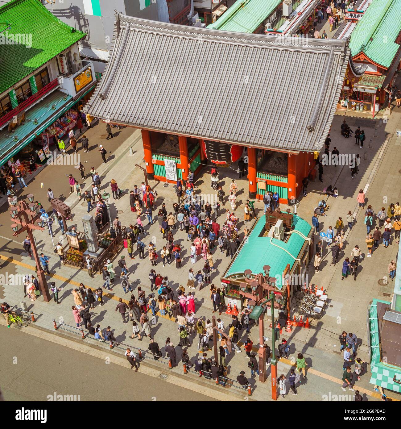People gathering before the famous Kaminarimon ('Thunder Gate') in Asakusa, Tokyo Stock Photo ...