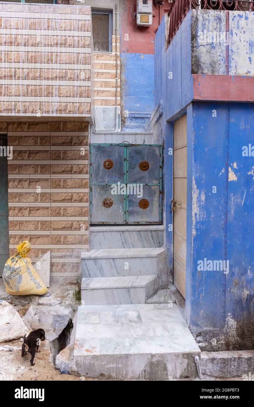 JODHPUR, RAJASTHAN, INDIA - JULY 2021: The bright blue color street and ...