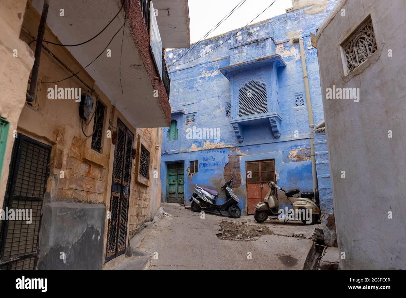 JODHPUR, RAJASTHAN, INDIA - JULY 2021: The bright blue color street and ...