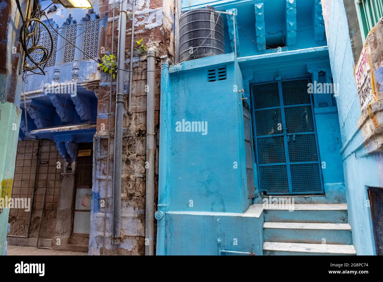 JODHPUR, RAJASTHAN, INDIA - JULY 2021: The bright blue color street and ...