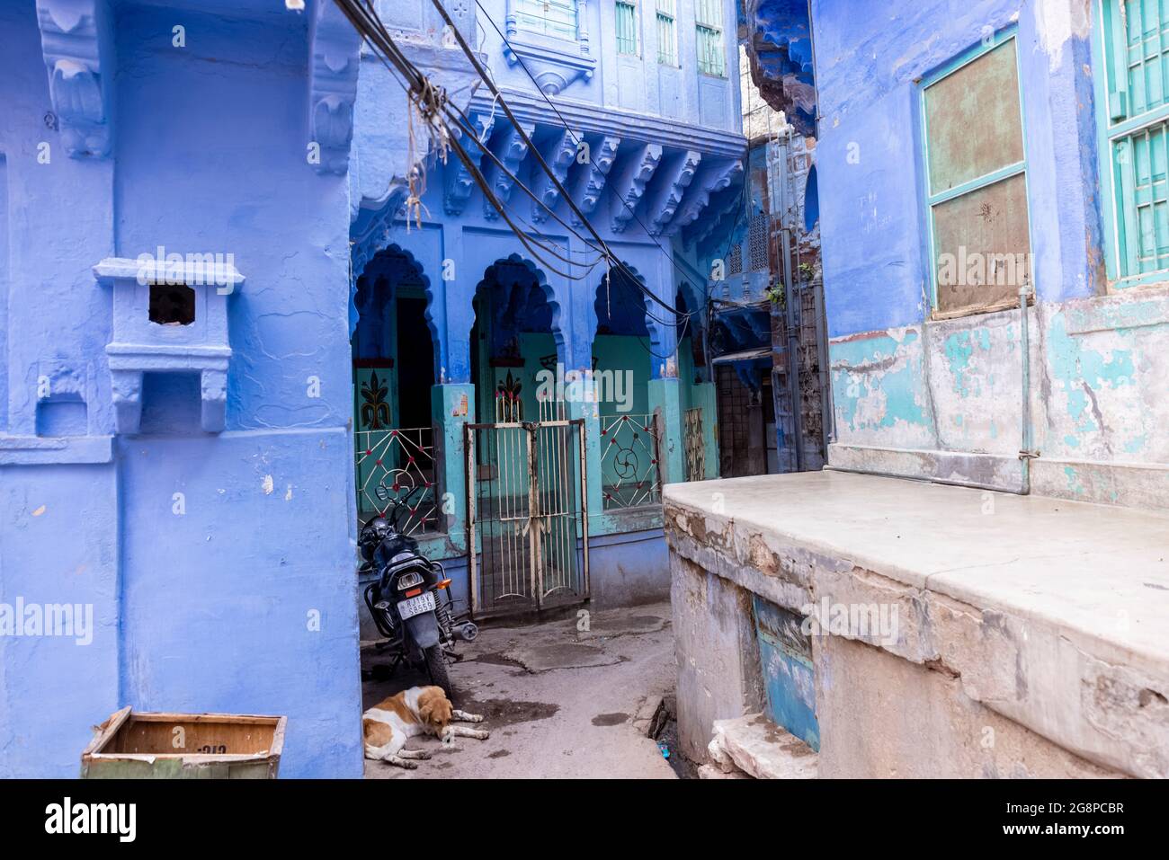 JODHPUR, RAJASTHAN, INDIA - JULY 2021: The bright blue color street and ...