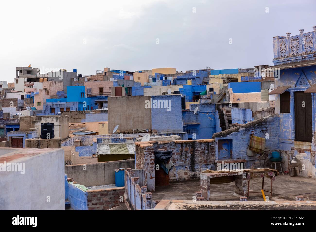 JODHPUR, RAJASTHAN, INDIA - JULY 2021: The bright blue color street and ...