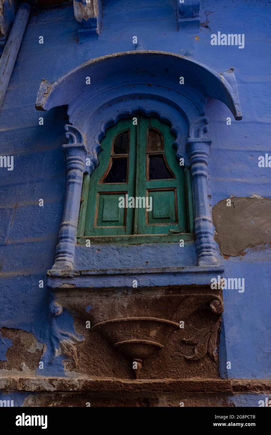 JODHPUR, RAJASTHAN, INDIA - JULY 2021: The bright blue color street and ...