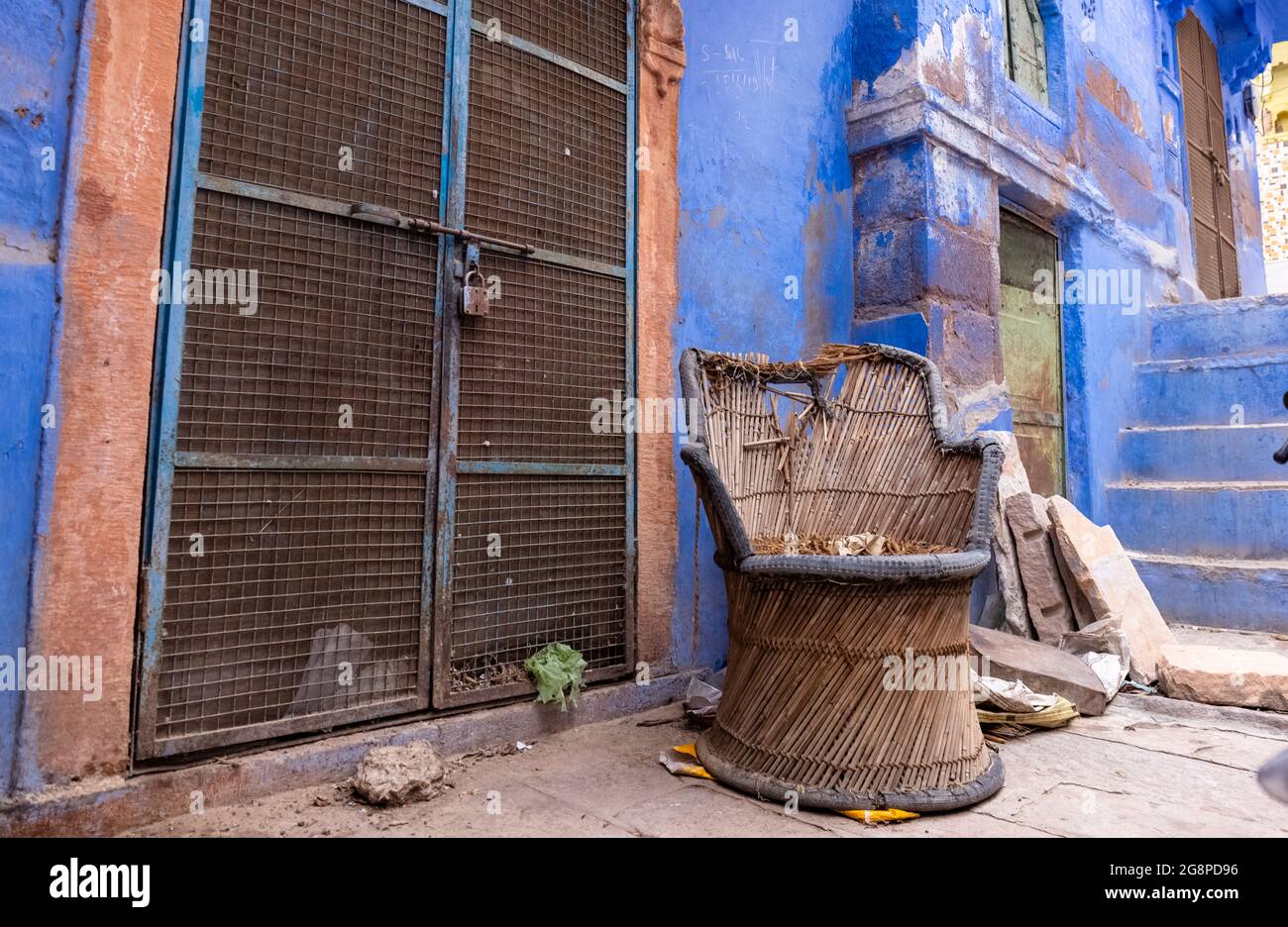 JODHPUR, RAJASTHAN, INDIA - JULY 2021: The bright blue color street and ...