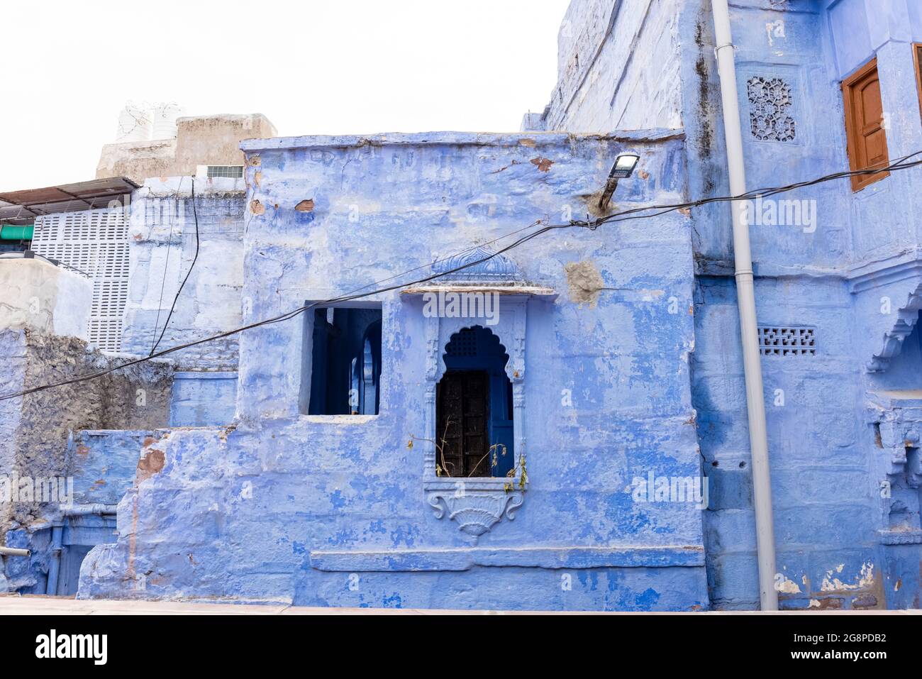 JODHPUR, RAJASTHAN, INDIA - JULY 2021: The bright blue color street and ...