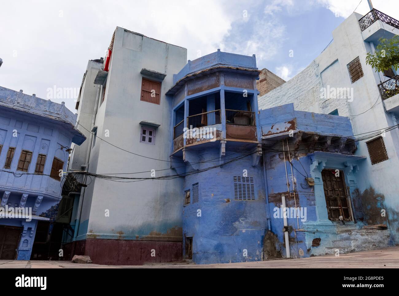 JODHPUR, RAJASTHAN, INDIA - JULY 2021: The bright blue color street and ...