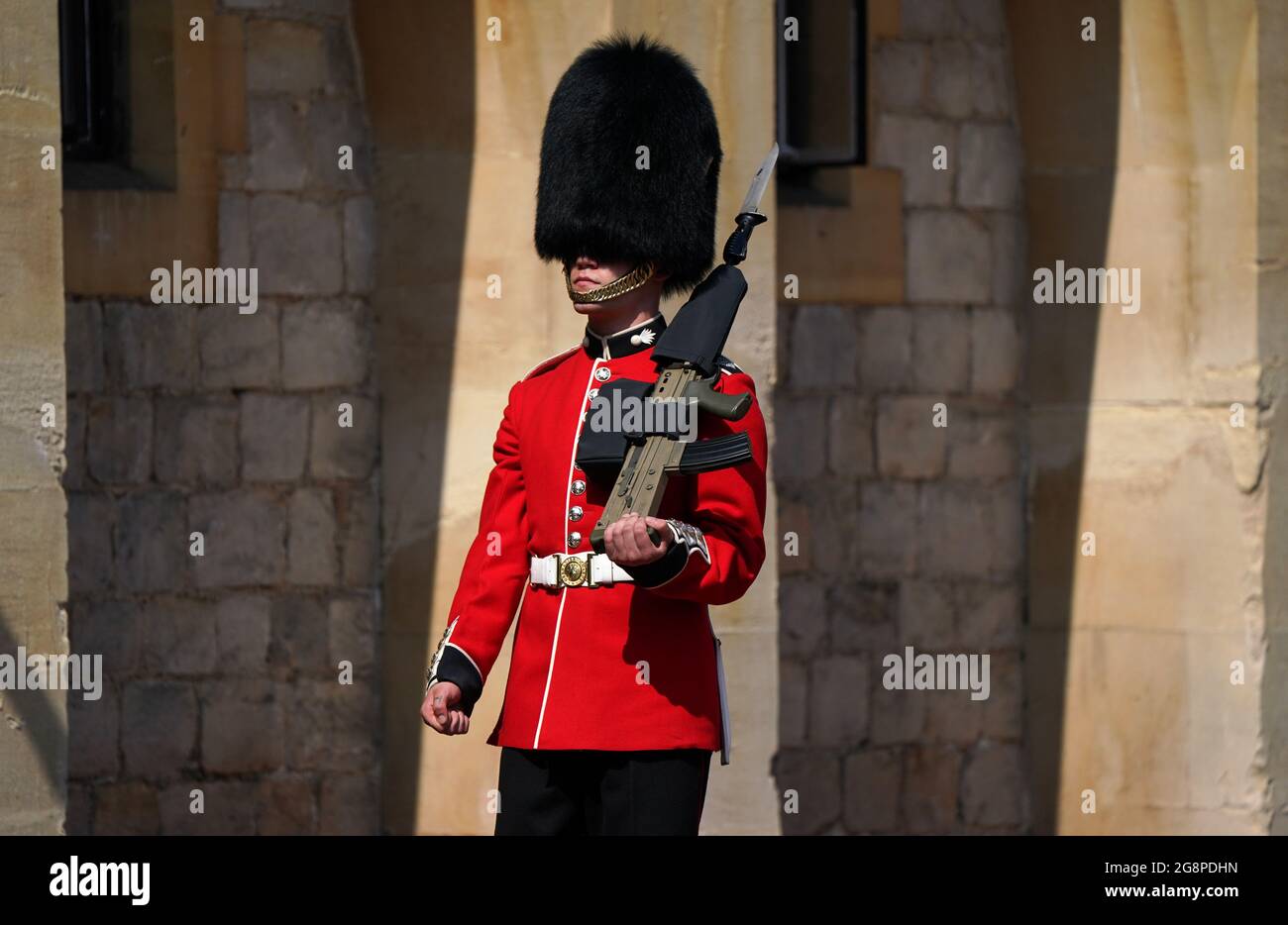 Sentry of the grenadier guards hi-res stock photography and images - Alamy