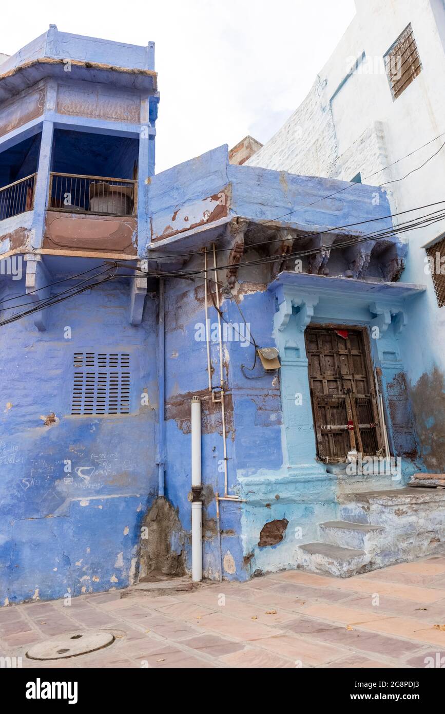 JODHPUR, RAJASTHAN, INDIA - JULY 2021: The bright blue color street and ...