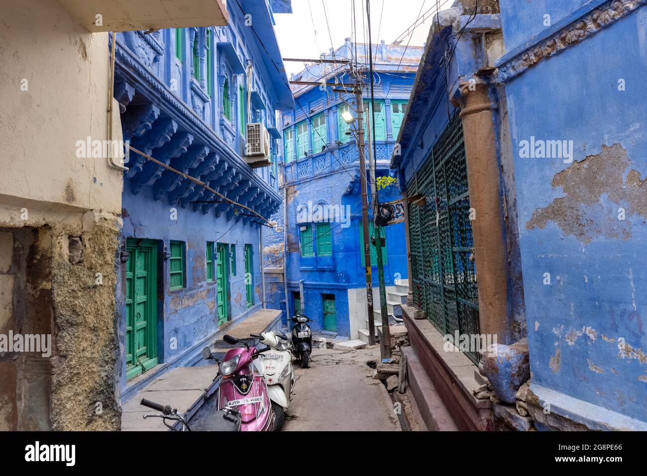 JODHPUR, RAJASTHAN, INDIA - JULY 2021: The bright blue color street and ...