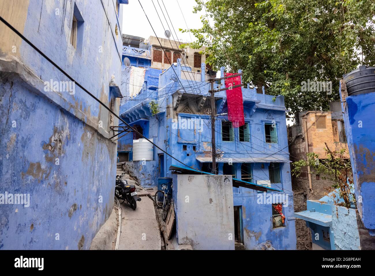 JODHPUR, RAJASTHAN, INDIA - JULY 2021: The bright blue color street and ...