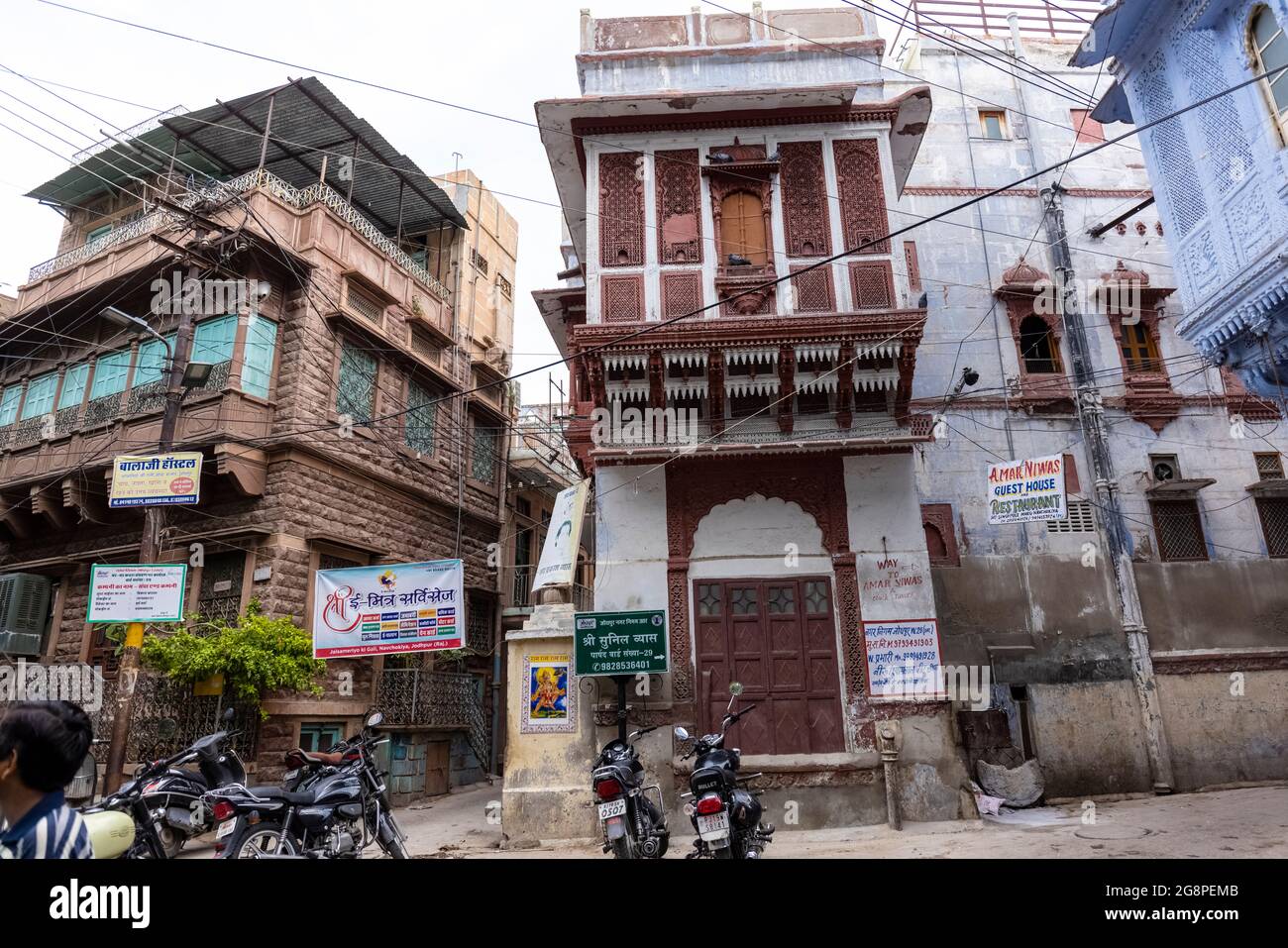 JODHPUR, RAJASTHAN, INDIA - JULY 2021: The bright blue color street and ...