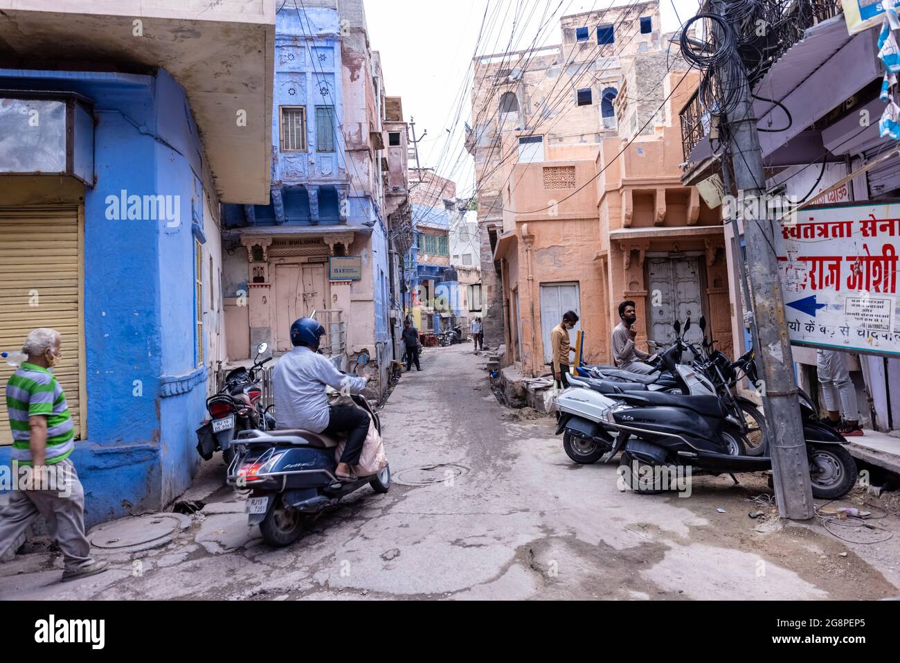 JODHPUR, RAJASTHAN, INDIA - JULY 2021: The bright blue color street and ...