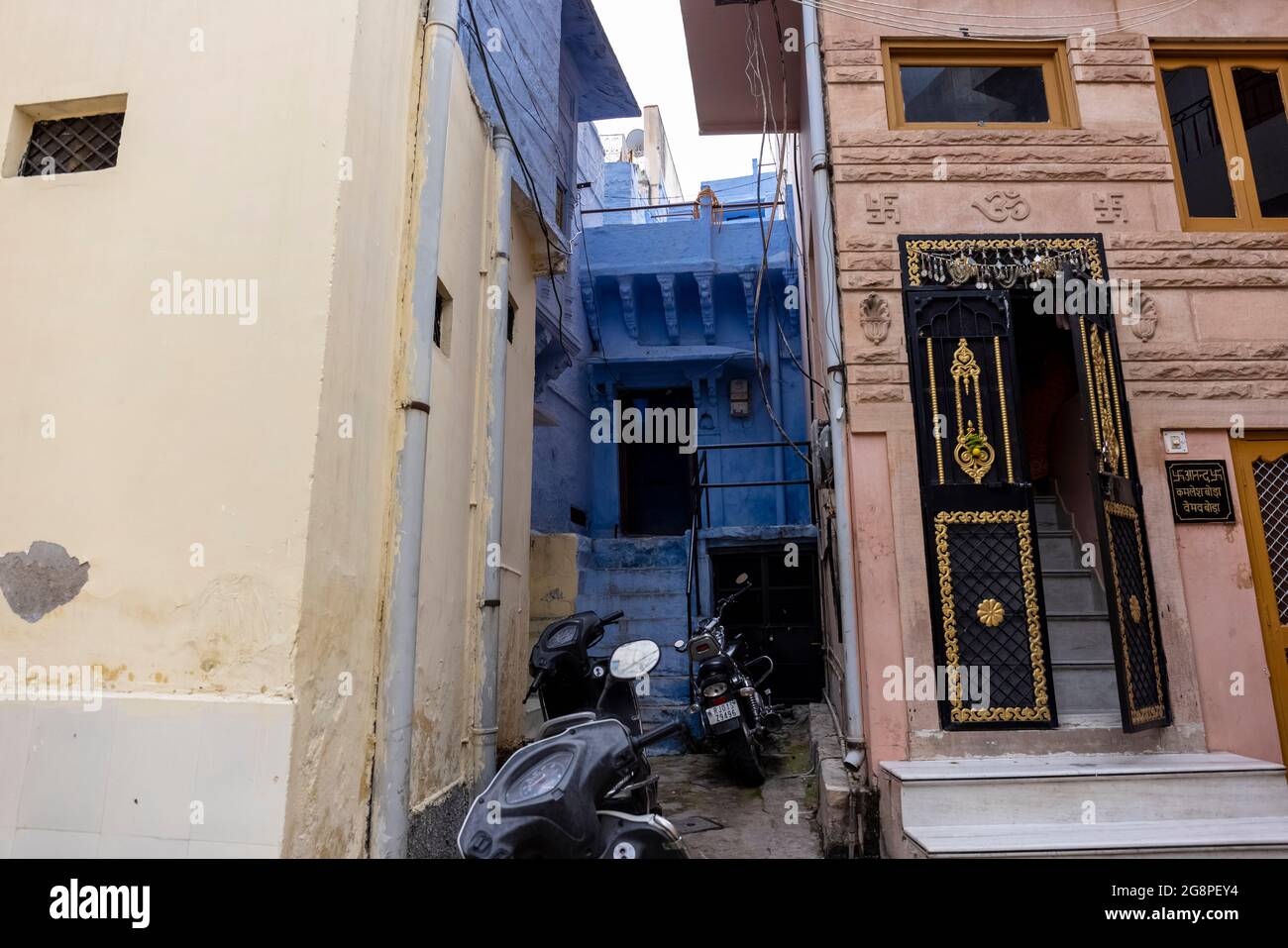 JODHPUR, RAJASTHAN, INDIA - JULY 2021: The bright blue color street and ...