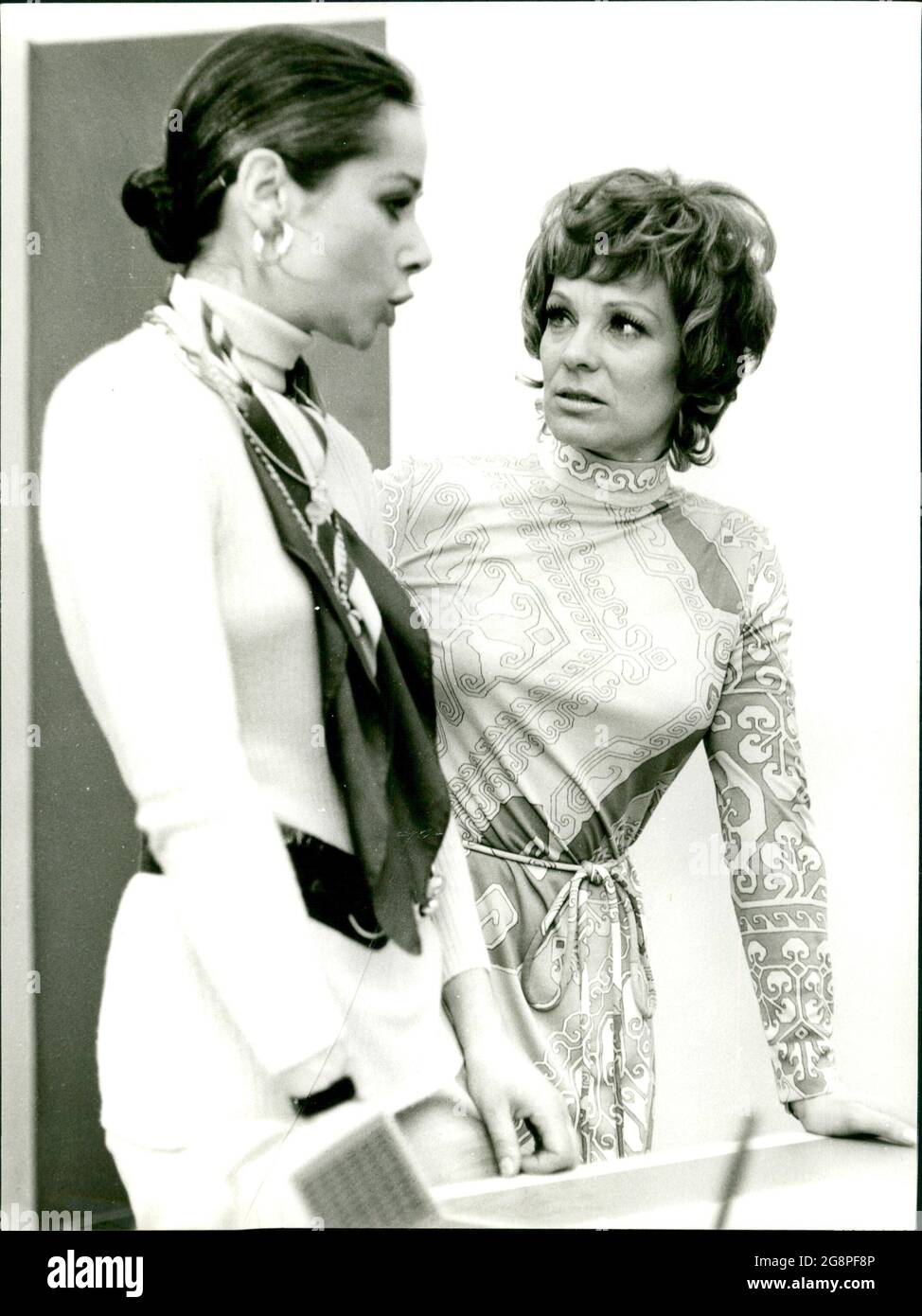 Foto der deutschen Schauspielerinnen Monika Peitsch und Eva Pflug ...