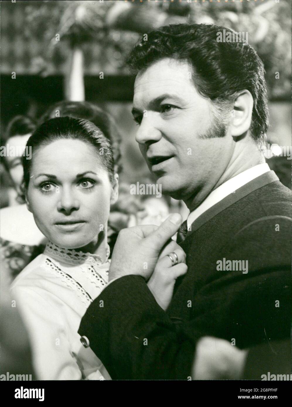 Marie Brückl (Claudia Gerstäcker) erscheint noch im Trauerjahr mit ...