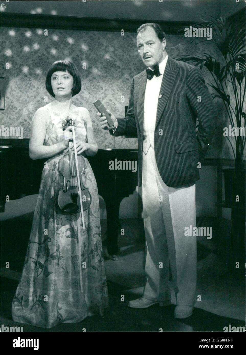 Die Geigerin ist Professor Isabella Petrosjan. Sie wird vorgestellt von ...