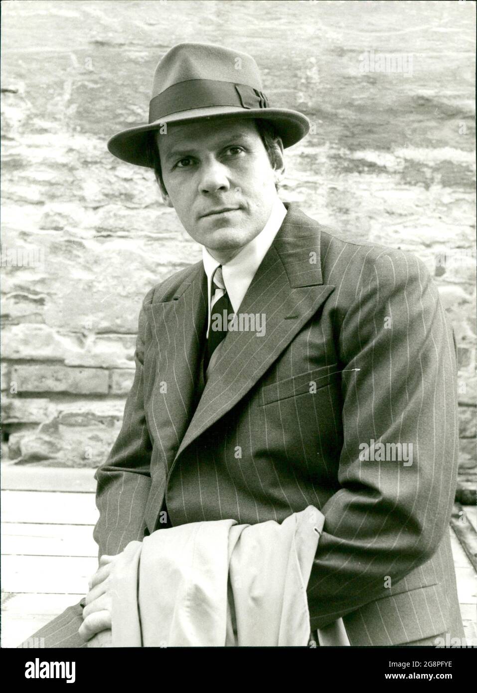 Tom (Burt Nelson), der sich in Deutschland so wohl fühlte, muss ...