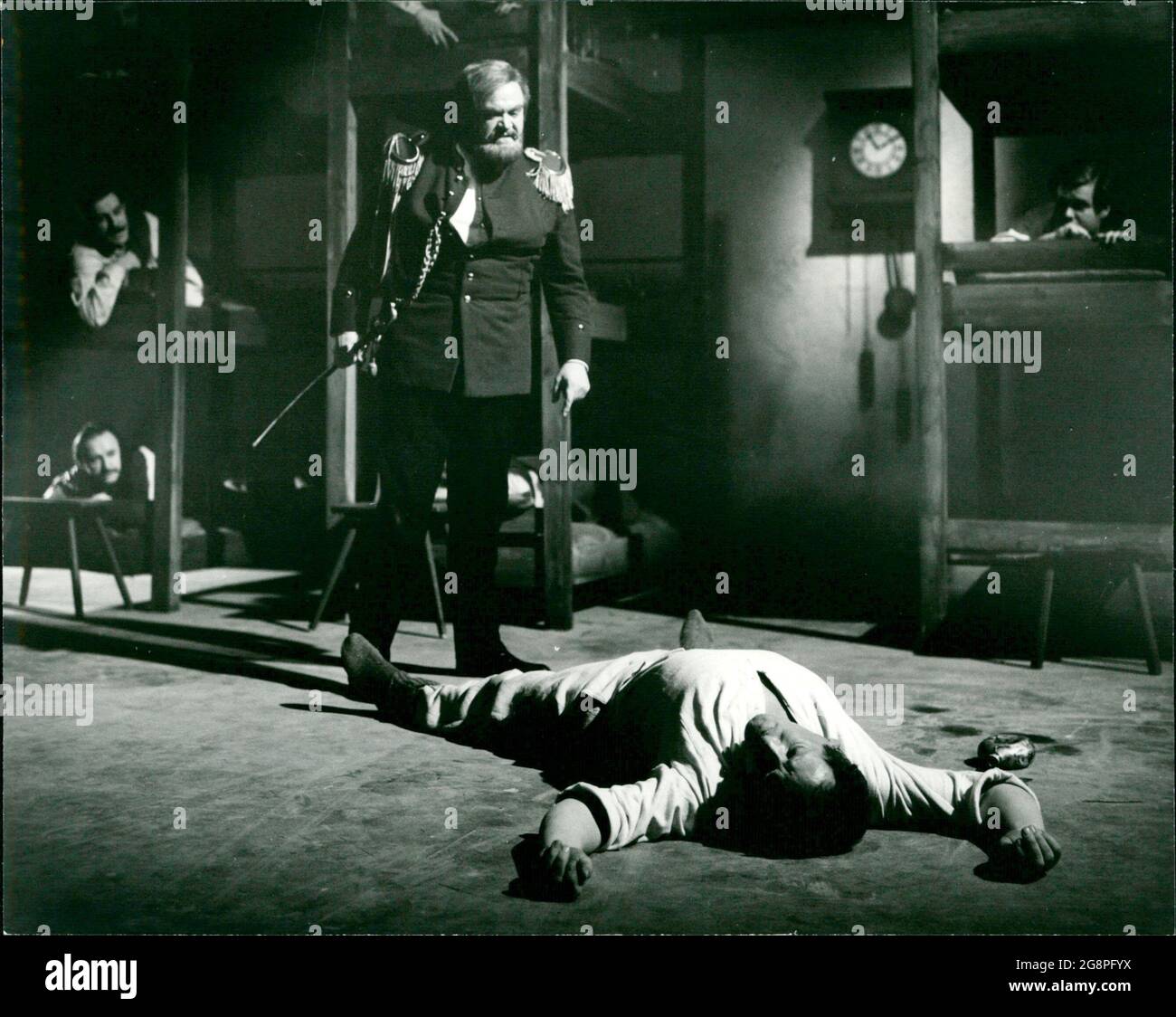 In der Wachstube der Kaserne provoziert der betrunkene Tambourmajor ...