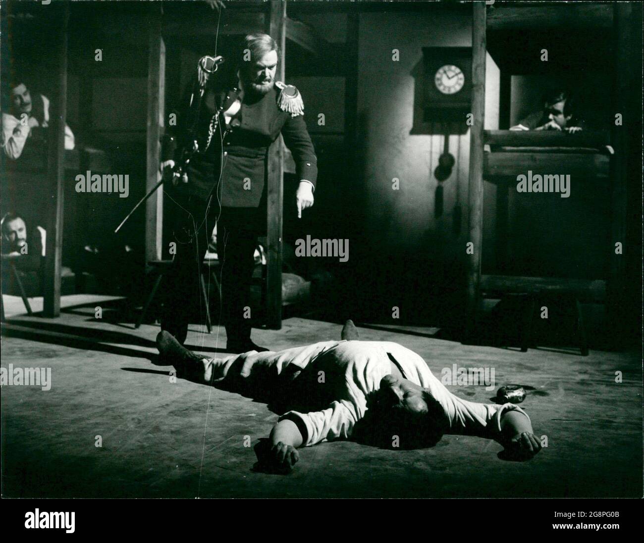 In der Wachstube der Kaserne provoziert der betrunkene Tambourmajor ...