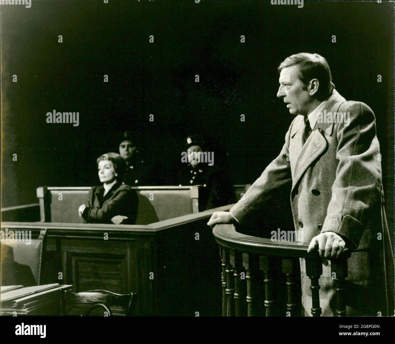 Luitgard Im und Günther Neutze in dem Film „Doppelspiel in Paris“ von ...