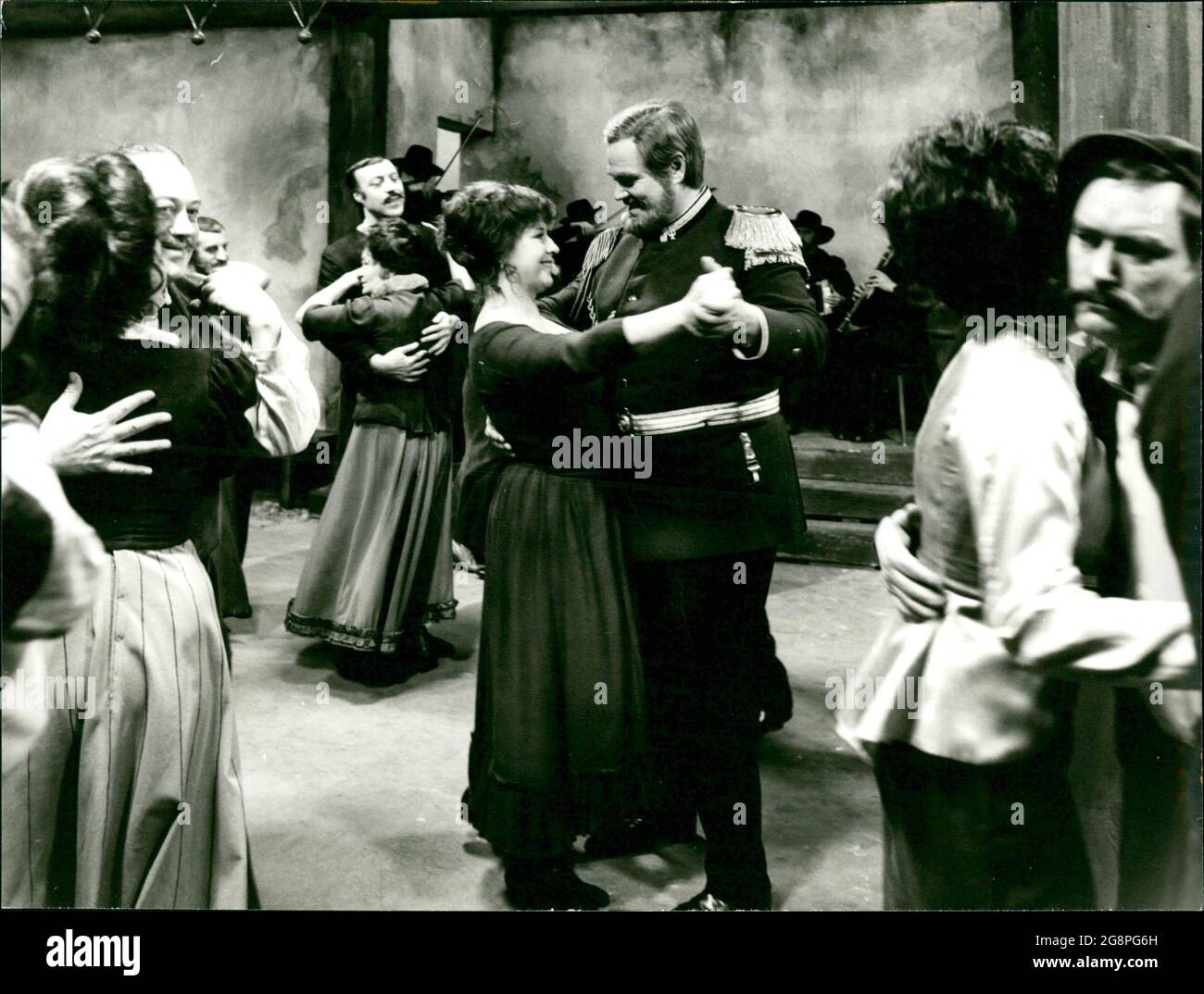 In der Schenke tanzt Marie mit dem Tambourmajor. Beide werden ...