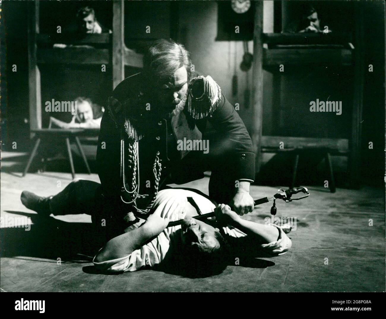 In der Wachstube der Kaserne provoziert der betrunkene Tambourmajor ...