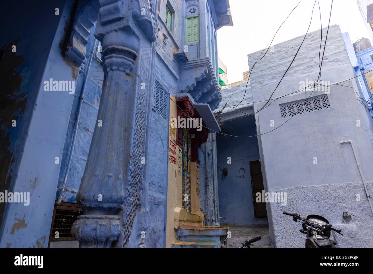 JODHPUR, RAJASTHAN, INDIA - JULY 2021: The bright blue color street and ...