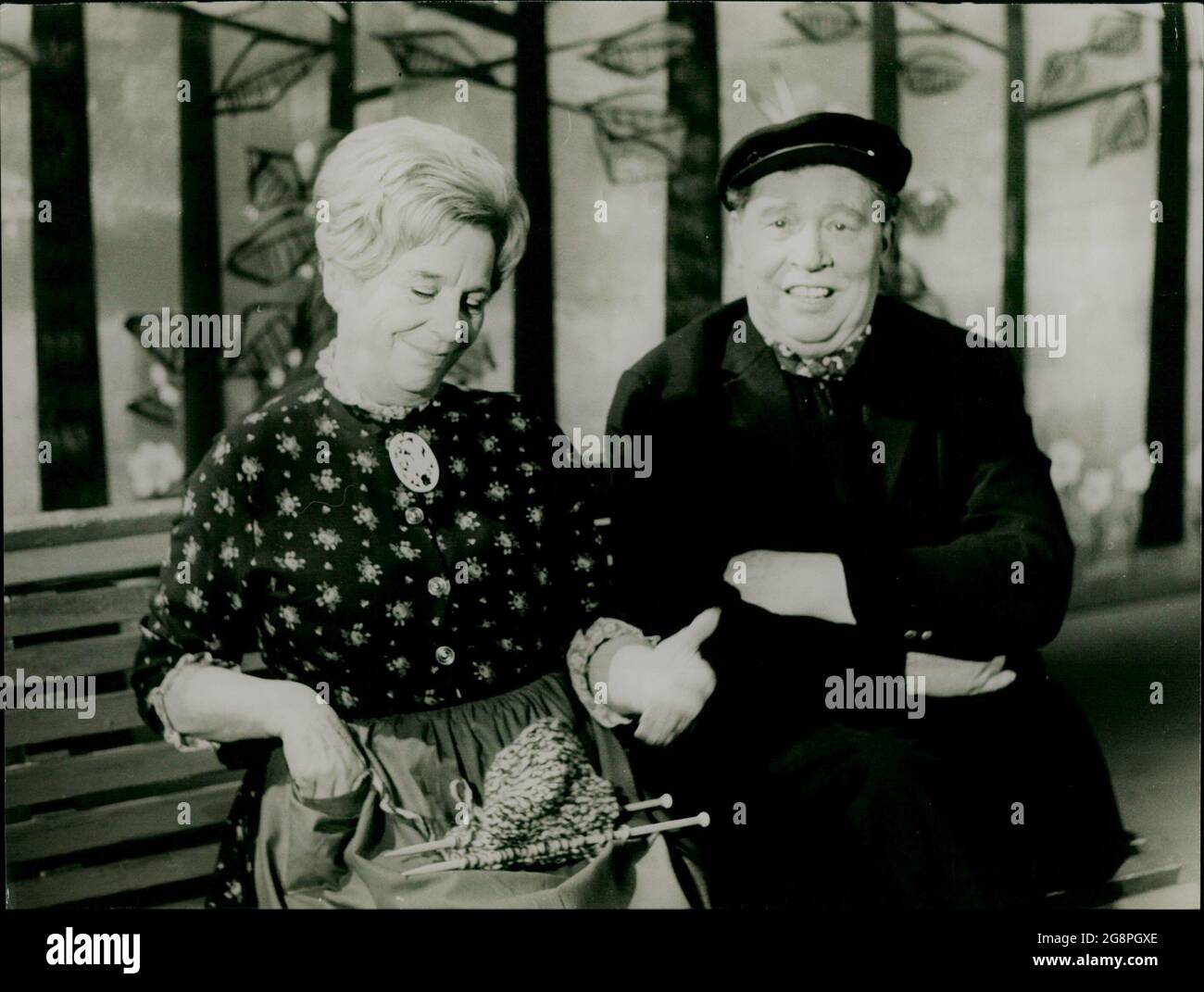 Szenenfoto zur Fernsehserie "Haifischbar": Addi Münster mit Maria Kloth ...