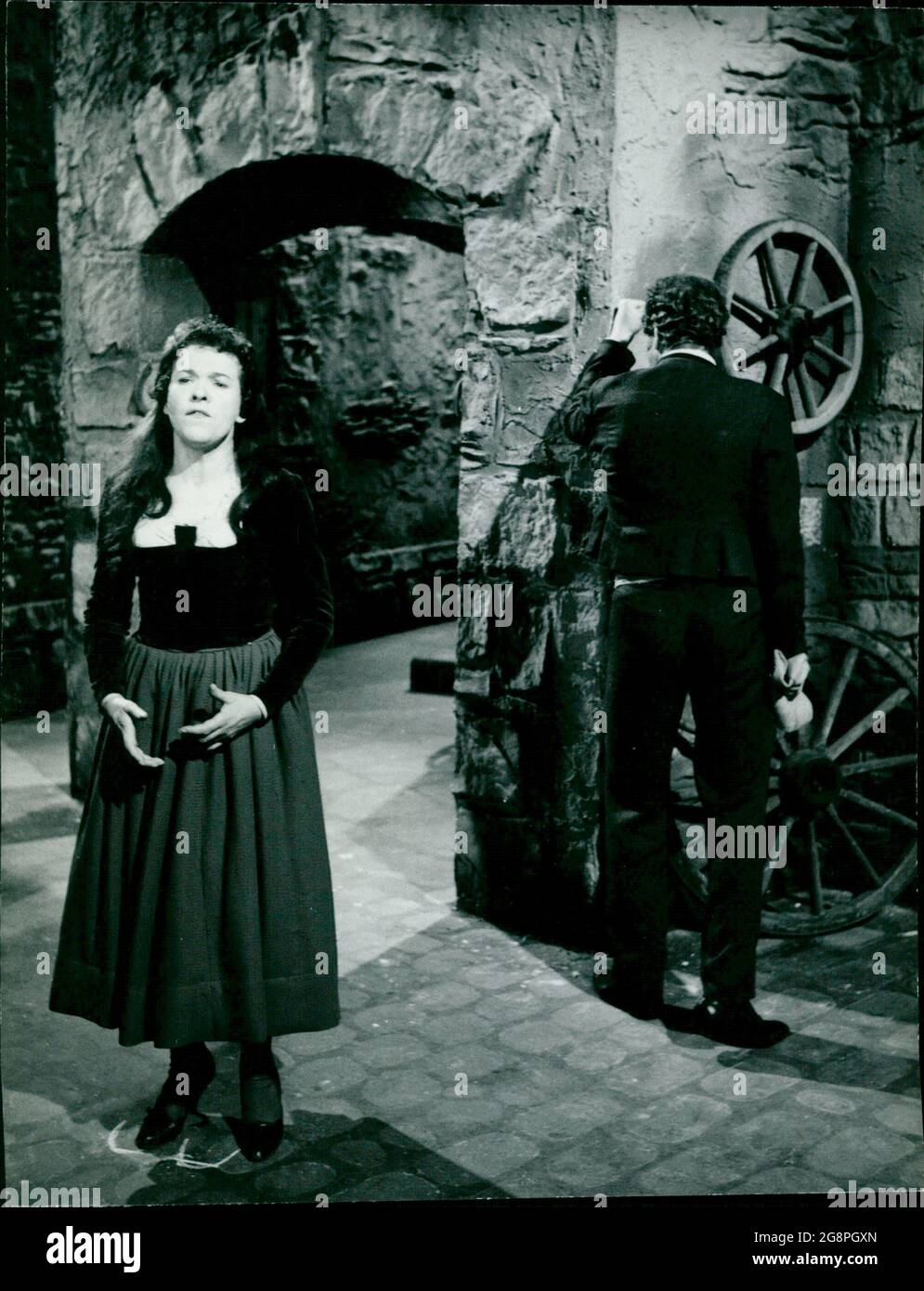 Alfio (Tom Krause), Ehemann der Lola, wird von der verzweifelten ...