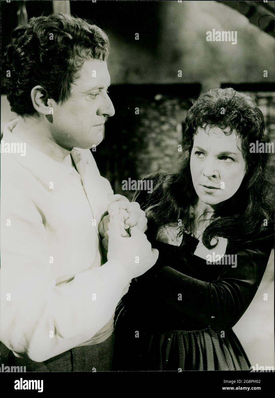 Santuzza (Maria Kouba) stellt den untreuen Turiddu (Herbert ...