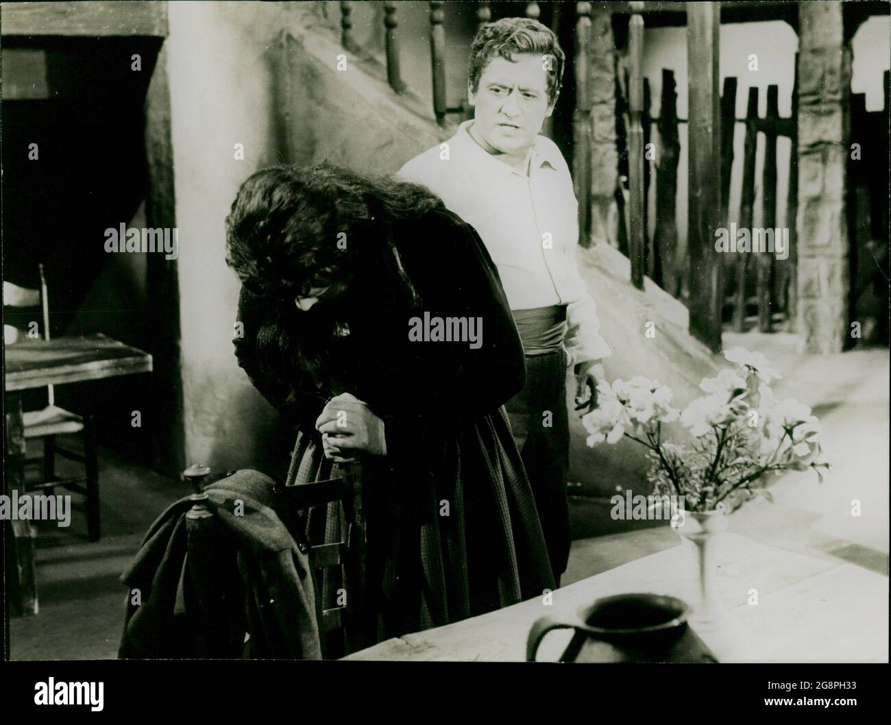 Santuzza (Maria Kouba) stellt den untreuen Turiddu (Herbert ...